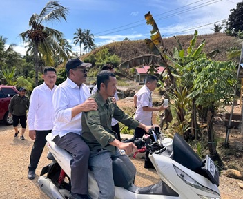 Demi Rakyat, Bupati Rum Pagau Rela Jalan Kaki Lewati Lumpur