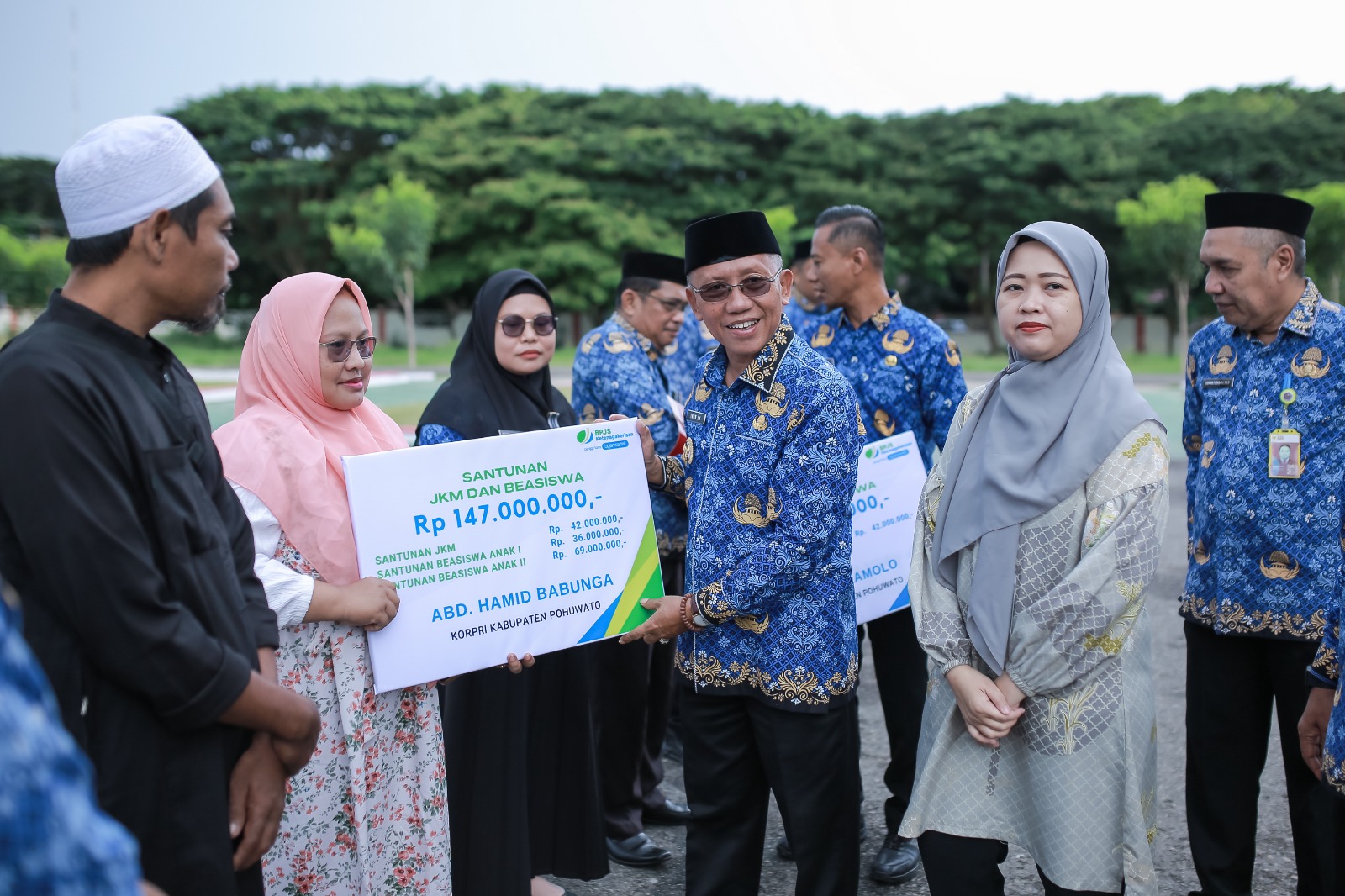 Di Apel Korpri, Wabup Iwan Adam Serahkan SK Kenaikan Pangkat dan ...